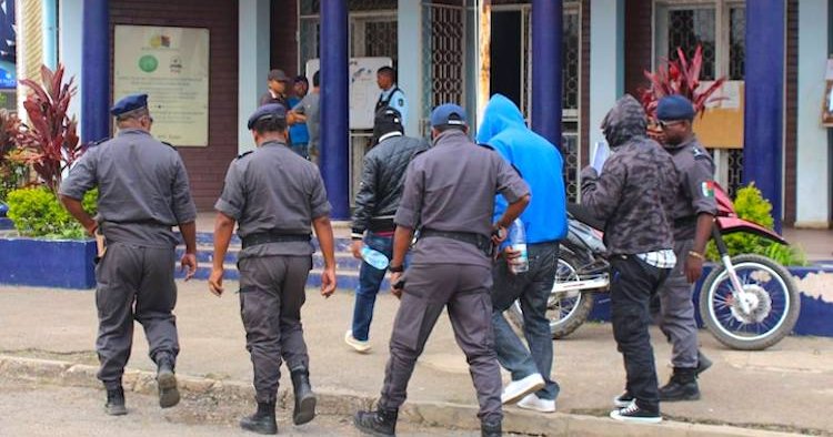 Trois personnes devant le Pôle Anti-corruption - Madagascar-Tribune.com